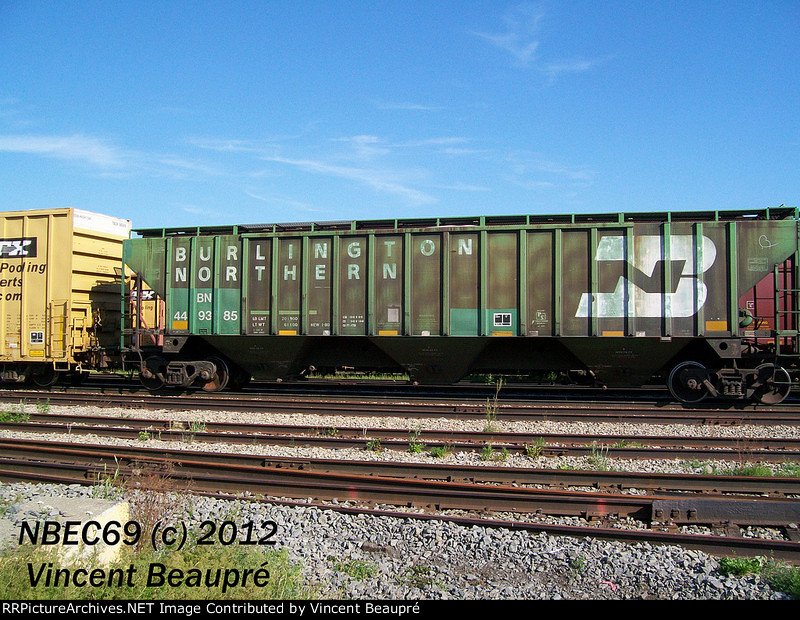 BN Covered Hopper 449385 on the CN 403 West